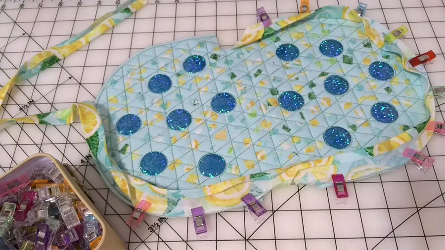 Unique In the hoop embroidery project: a Zipper pouch (free design)