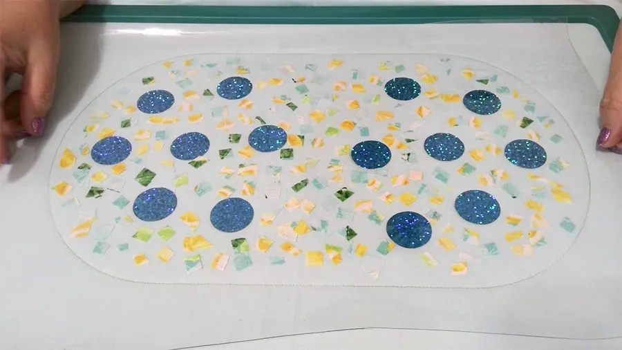 Unique In the hoop embroidery project: a Zipper pouch (free design)