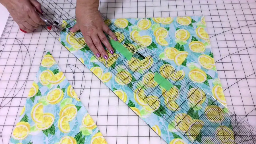 Unique In the hoop embroidery project: a Zipper pouch (free design)