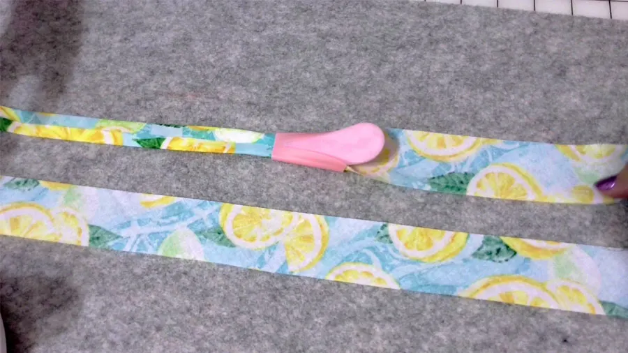 Unique In the hoop embroidery project: a Zipper pouch (free design)