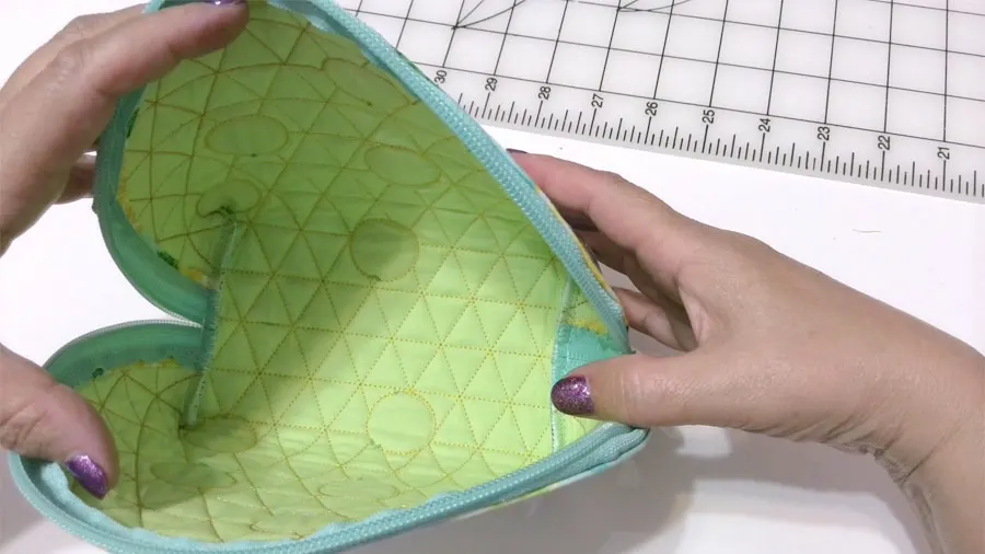 Unique In the hoop embroidery project: a Zipper pouch (free design)