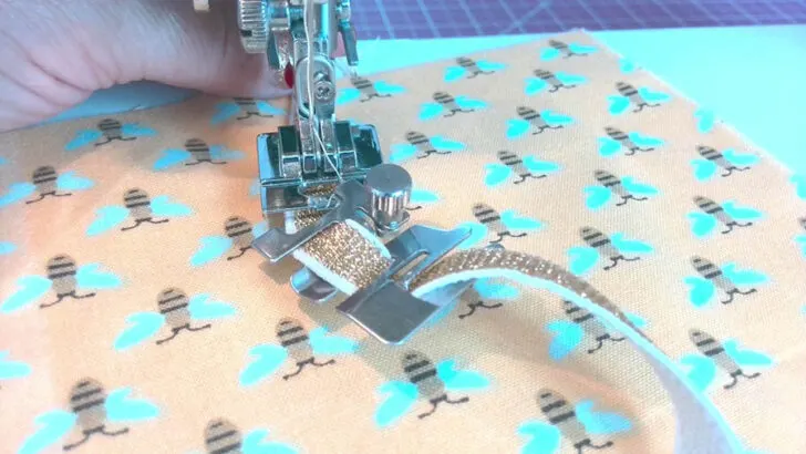 The Presser Foot Nobody Knows How To Use: The Elastic Foot